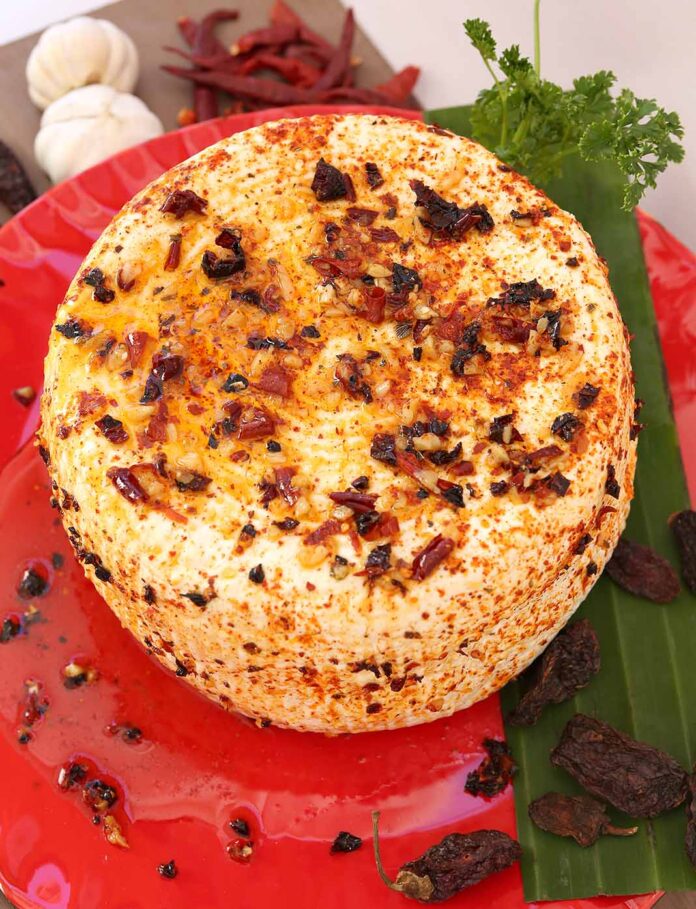 Queso marinado con chiles y especias – Chefs Jaime y Ramiro
