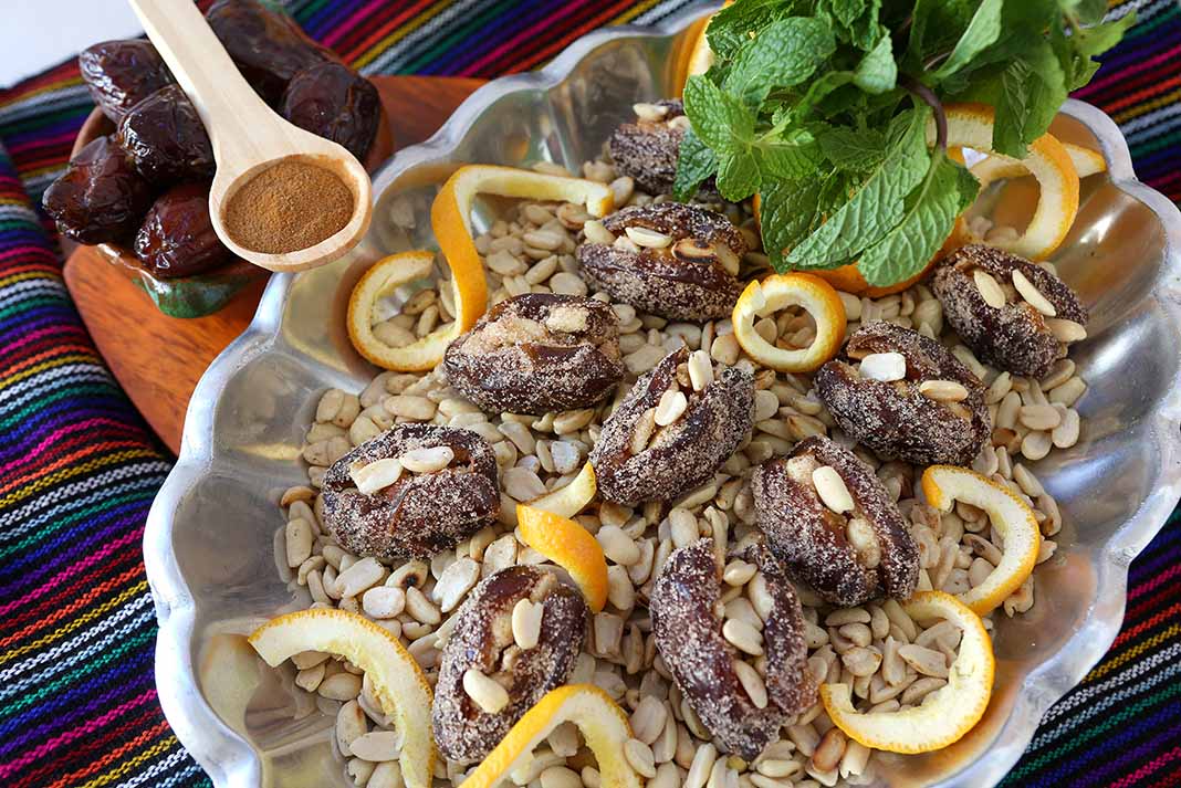 Dátiles navideños rellenos de cacahuates – Chefs Jaime y Ramiro