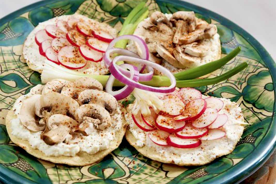 Deliciosas y picositas tostadas de requesón – Chefs Jaime y Ramiro