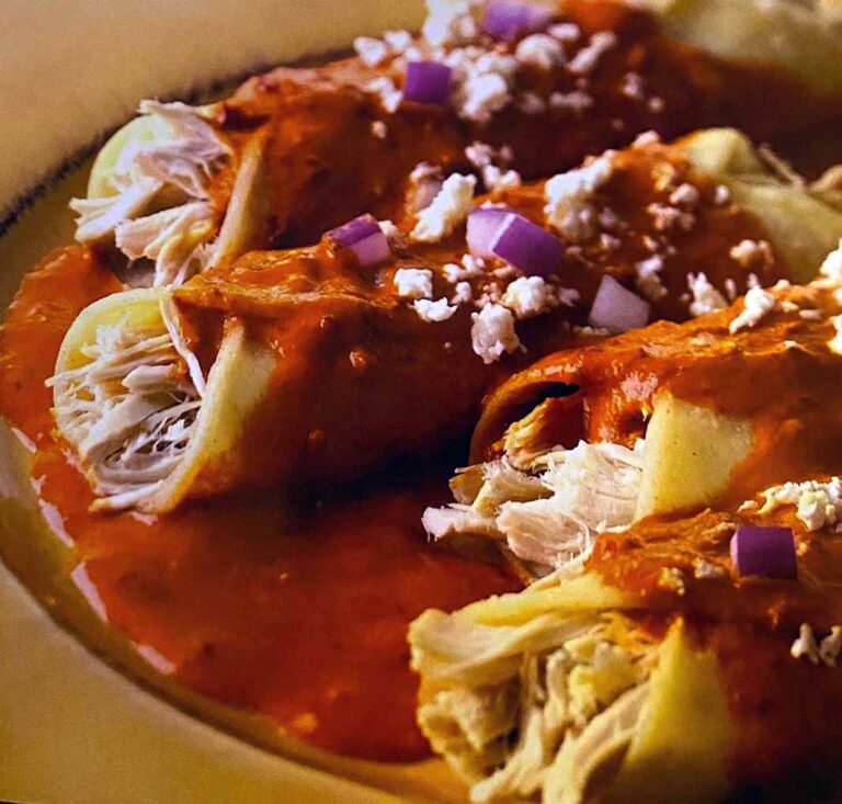 Entomatadas de pollo en cremosa salsa roja – Chefs Jaime y Ramiro