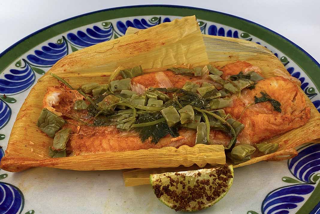 Pescado adobado en hojas de maíz – Chefs Jaime y Ramiro